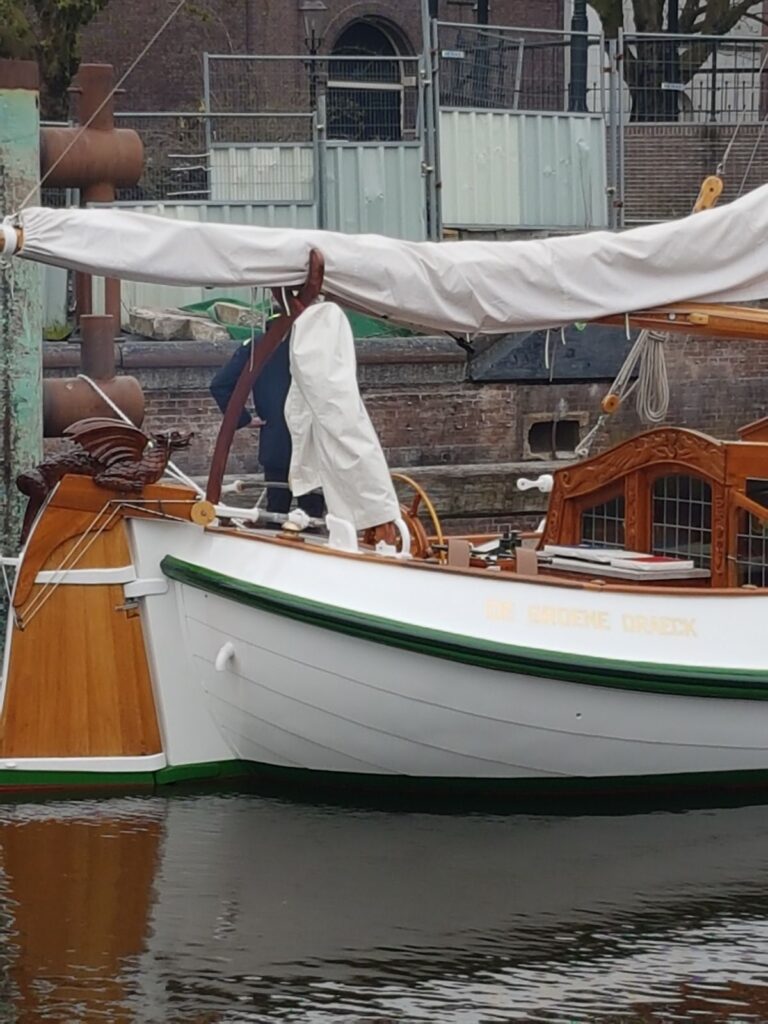 De Groene Draeck in Zaandam: vlag op een modderschuit - De Orkaan
