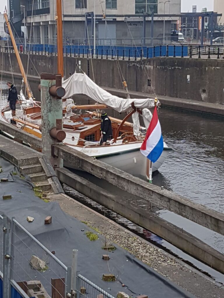 De Groene Draeck in Zaandam: vlag op een modderschuit - De Orkaan