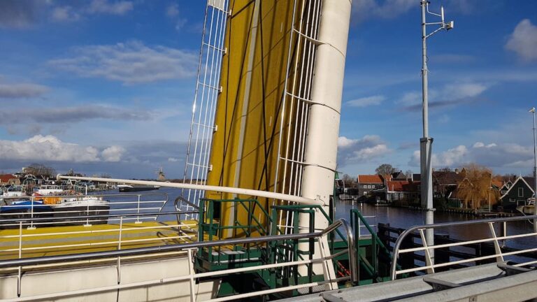 Scheepsfile voor de Julianabrug (foto's) - De Orkaan