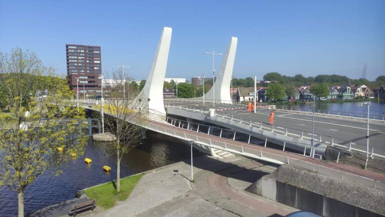 Bernhardbrug gestremd voor scheepvaart - De Orkaan