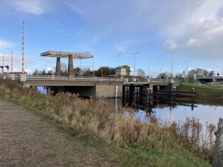 Brug Krommenie defect, rijstrook afgesloten, scheepvaart gestremd - De Orkaan
