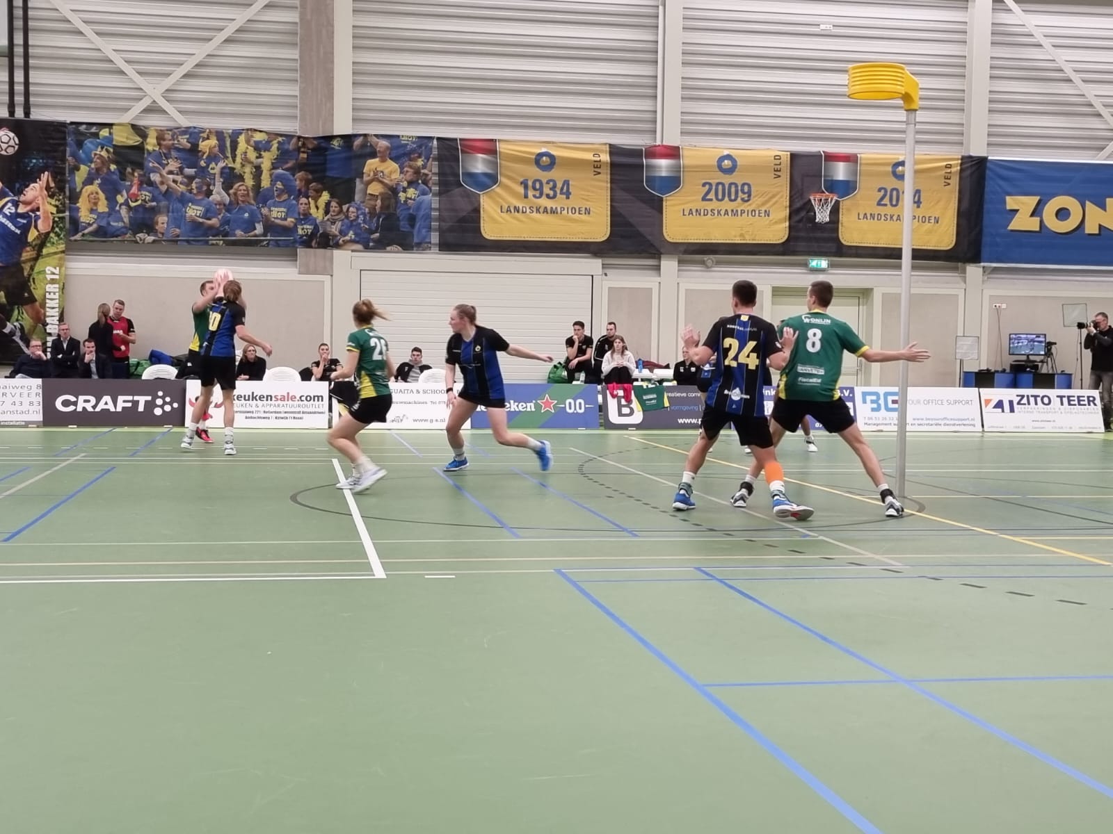 De Zaanse korfbalderby KZ-GG: 27-27 - De Orkaan