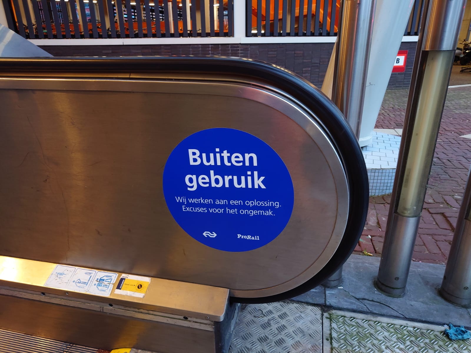 Roltrapdrama zonder einde... - De Orkaan