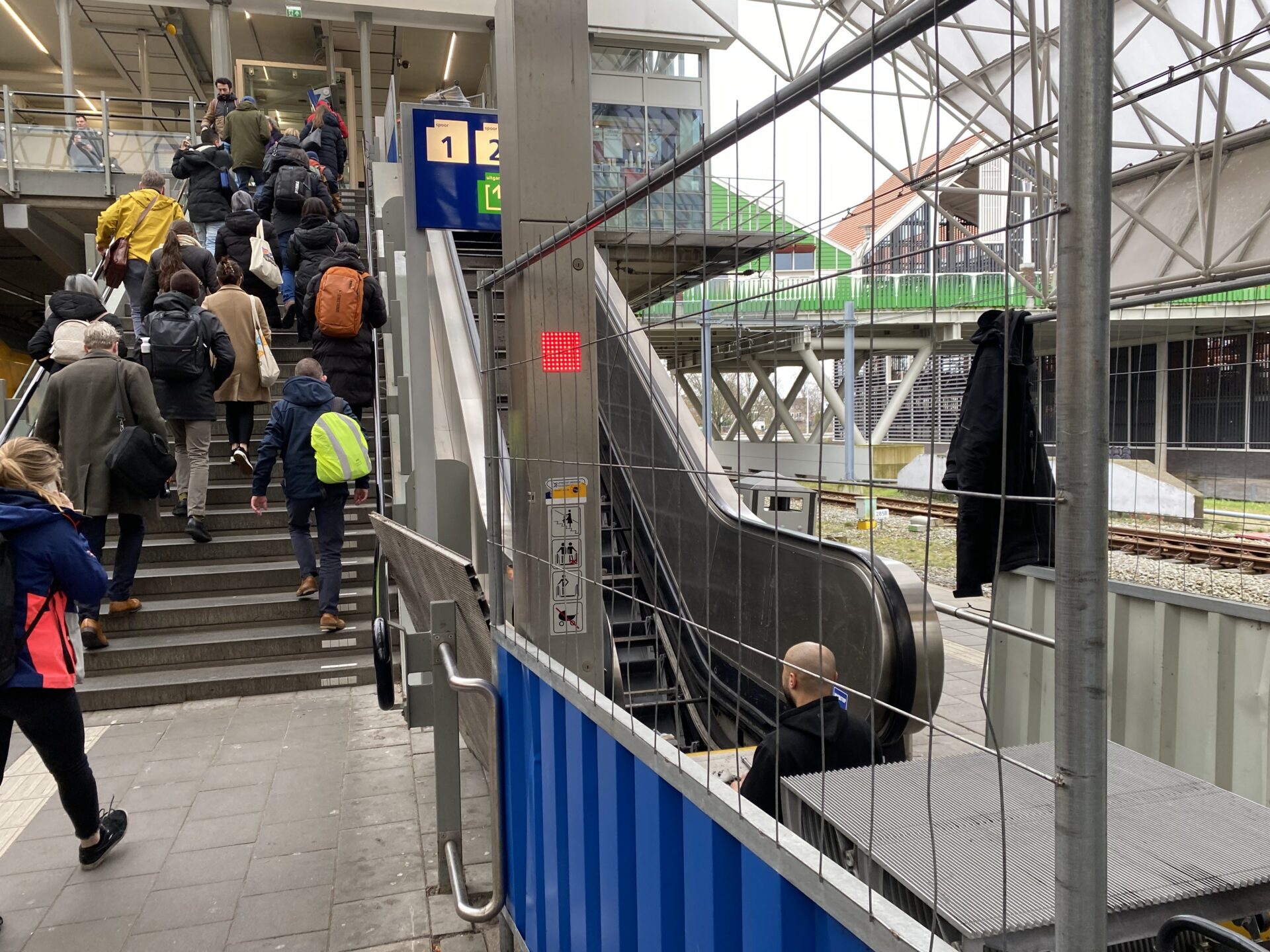 Defecte roltrappen Zaandam: nog geen oplossing - De Orkaan