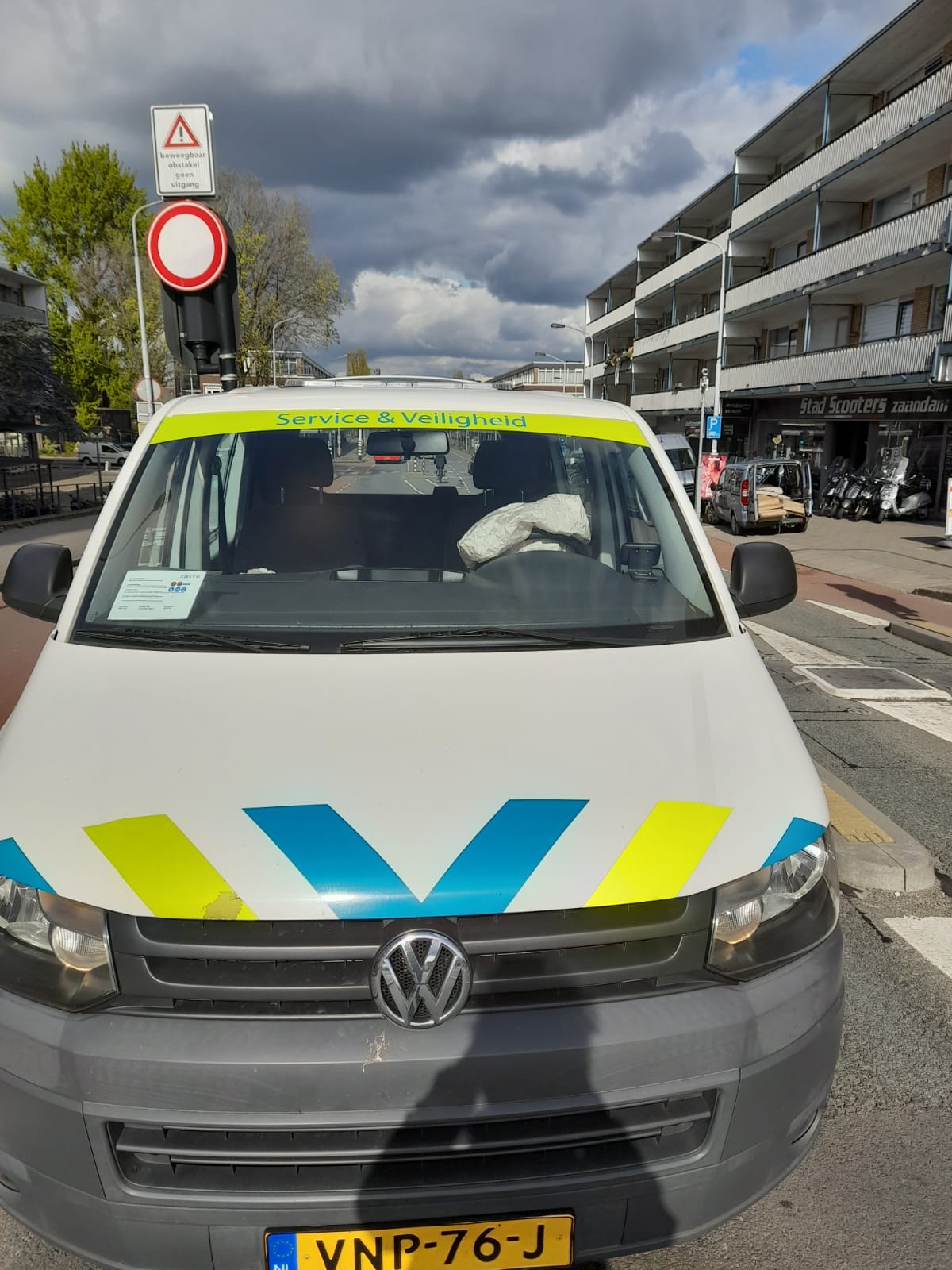 Poller paalt busje 📸 - De Orkaan