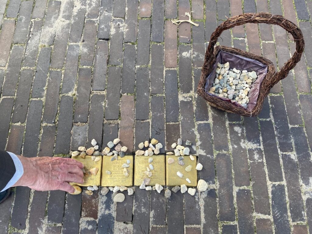 De laatste struikelstenen: emotioneel eerbetoon - De Orkaan