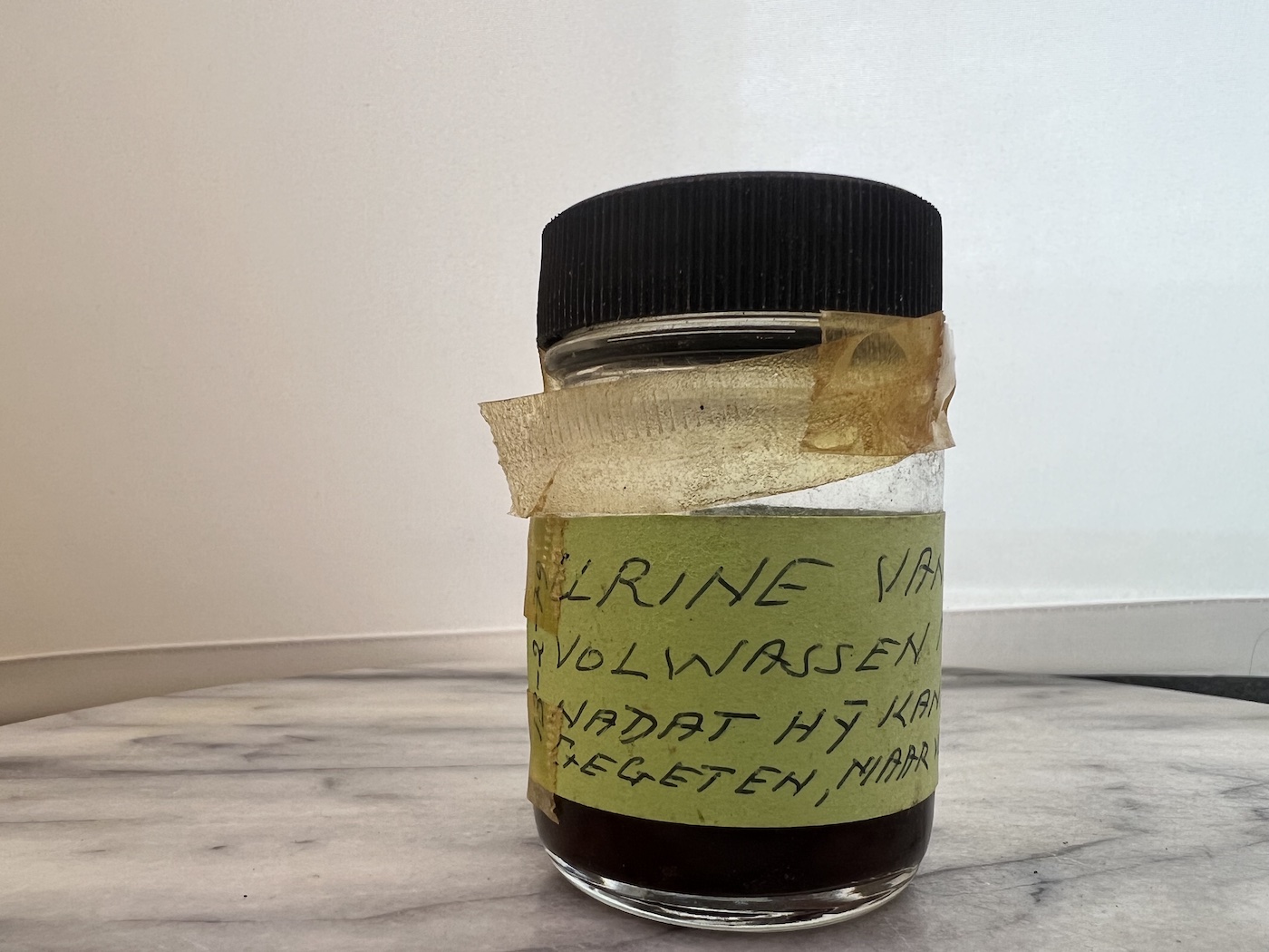 De potjes van Tilroe: wonderschoon smerig #2 Urine van een volwassen man 🎥 - De Orkaan