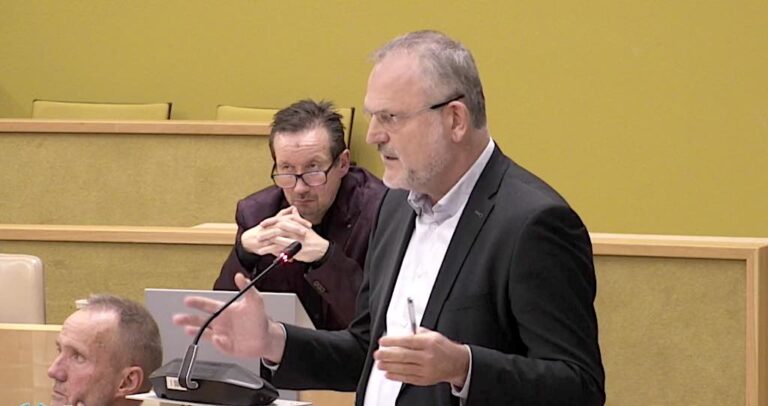 Slegers overleeft motie van 'treurnis' - De Orkaan Slegers overleeft motie van 'treurnis' - De Orkaan