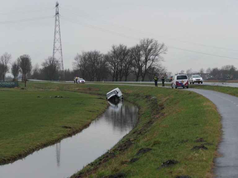 Bestelbus belandt in sloot langs N246 bij Markenbinnen - De Orkaan