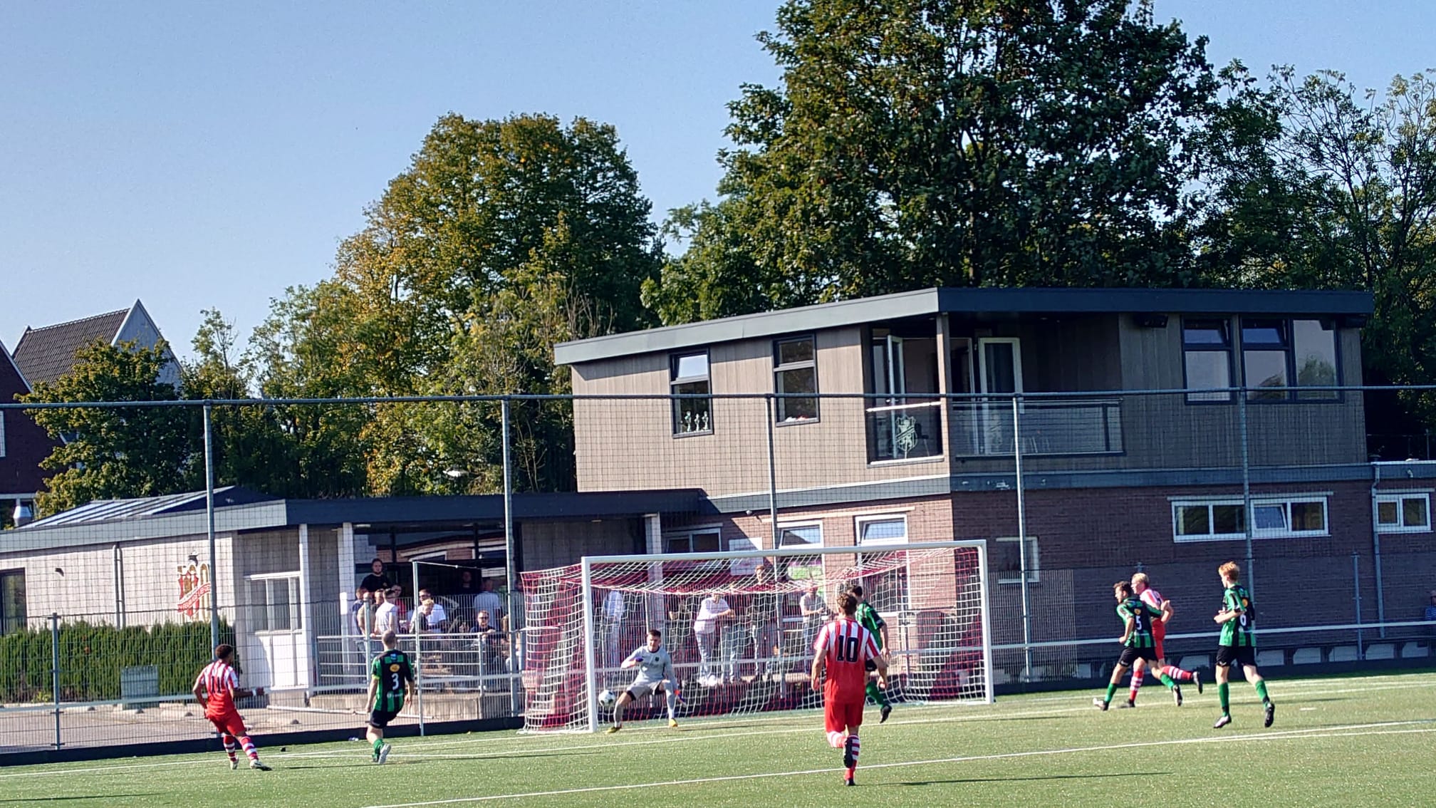 Voetbal: Westzaan op nippertje langs Vrone ⚽️ - De Orkaan