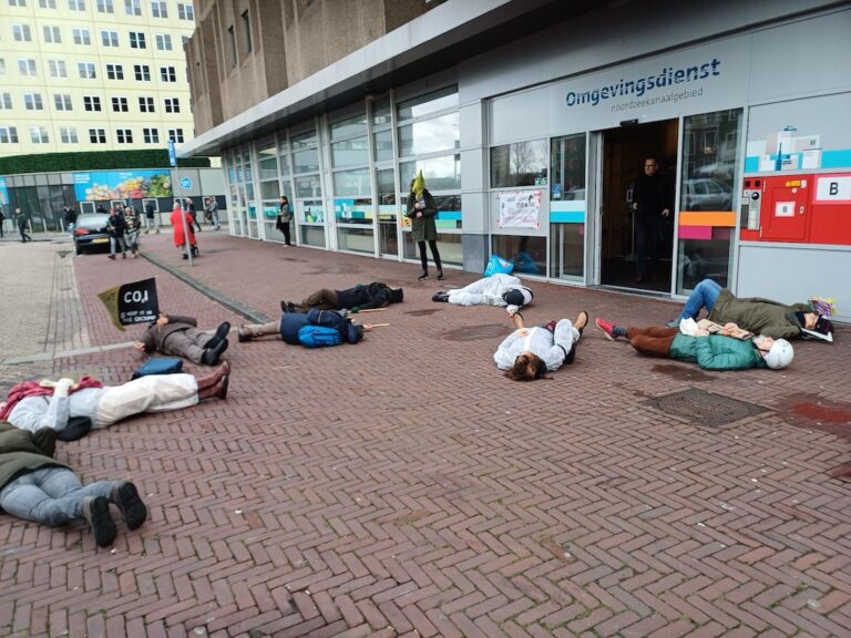Protest bij Omgevingsdienst tegen Tata Steel - De Orkaan Protest bij Omgevingsdienst tegen Tata Steel - De Orkaan