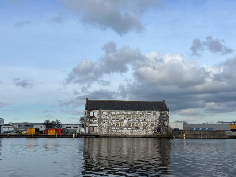 Dwangsom van € 90.000 opgelegd voor verloederd Pakhuis Wormerveer - De ...