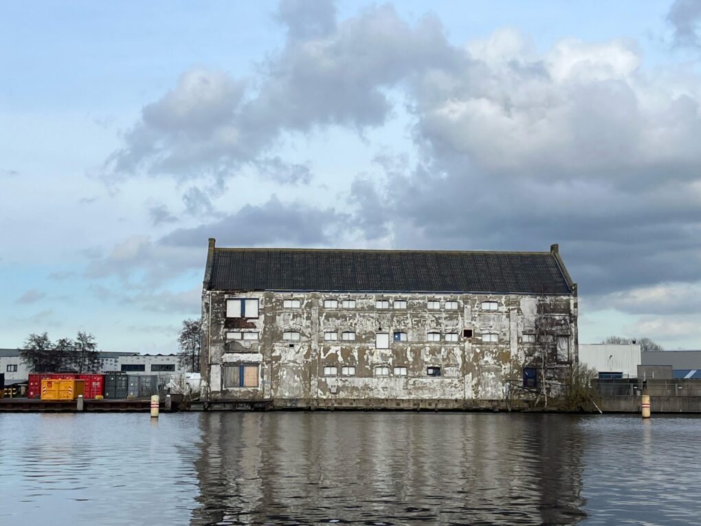 Dwangsom van € 90.000 opgelegd voor verloederd Pakhuis Wormerveer - De ...