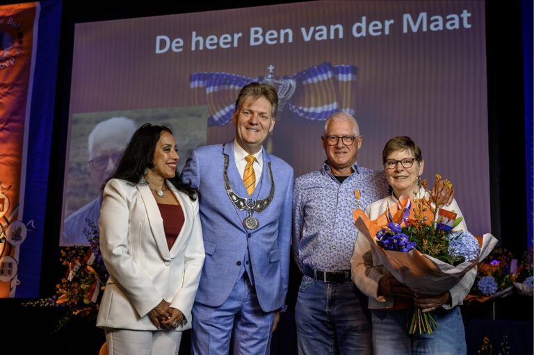 Bijzondere inwoners uit de Zaanstreek geëerd - De Orkaan