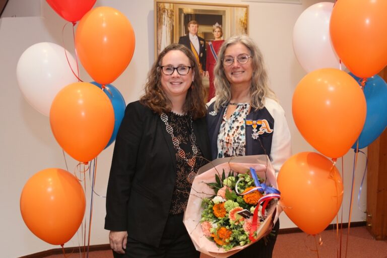 Bijzondere inwoners uit de Zaanstreek geëerd - De Orkaan