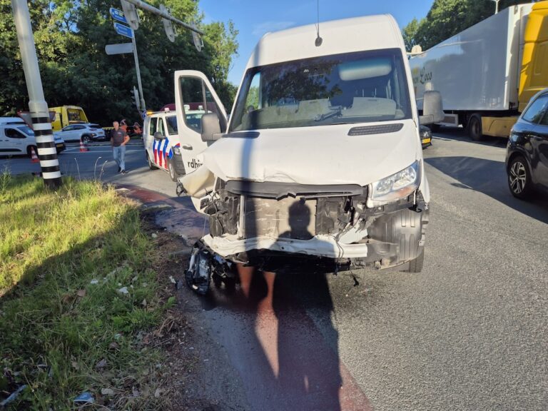 Zware aanrijding op kruising in Oostzaan: drie voertuigen total loss - De Orkaan