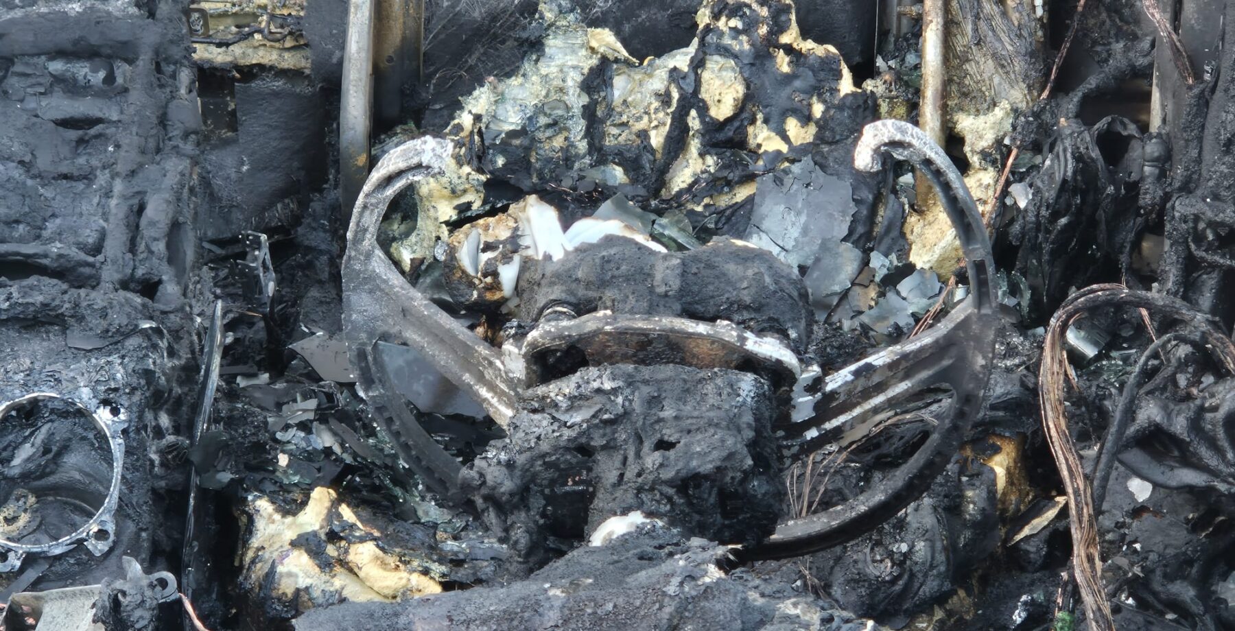 Twee auto’s verwoest bij nachtelijke brand in Zaandam - De Orkaan